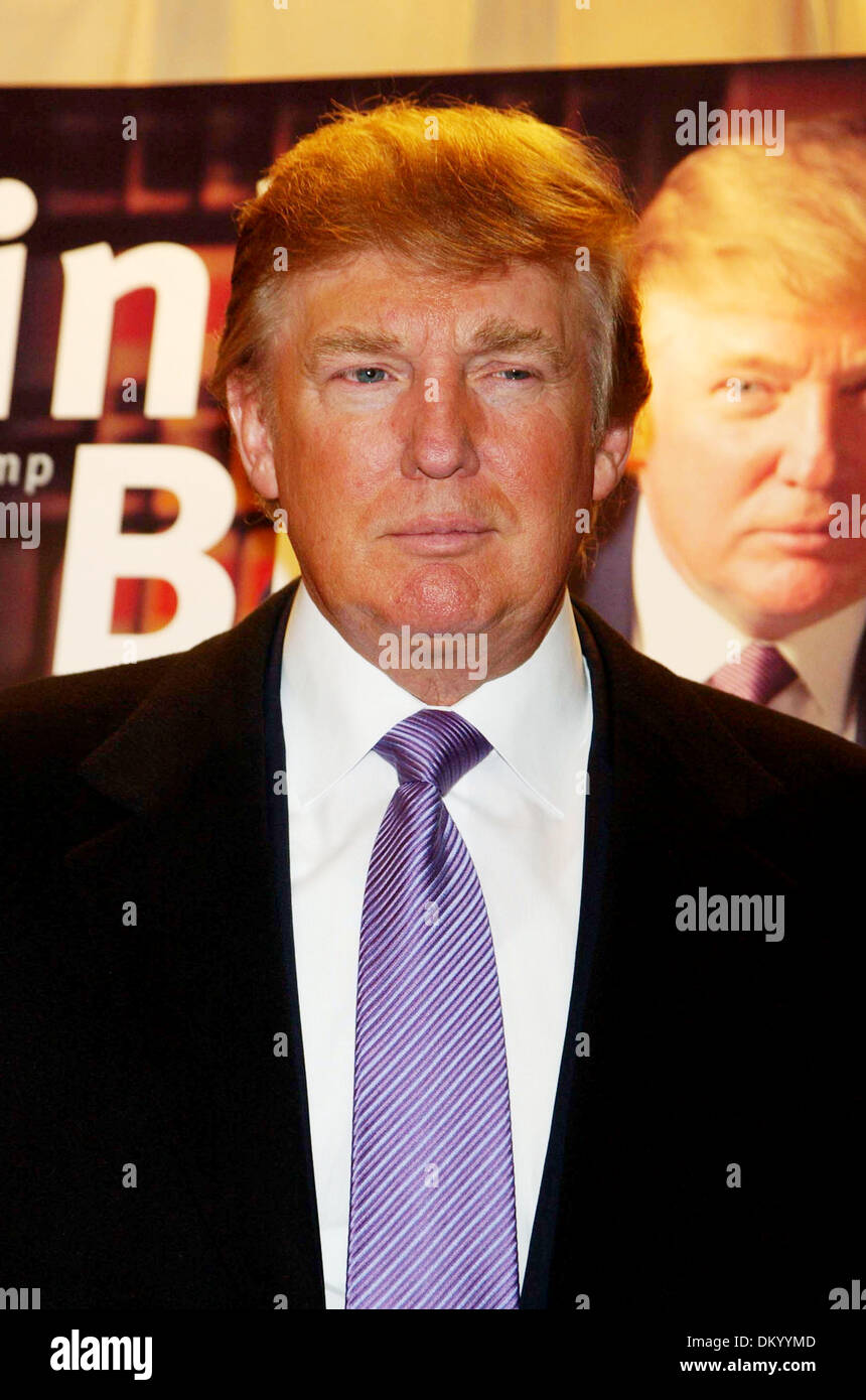 June 2, 2002 - New York, NEW YORK - K46348AR.DONALD TRUMP SIGNS COPIES ...