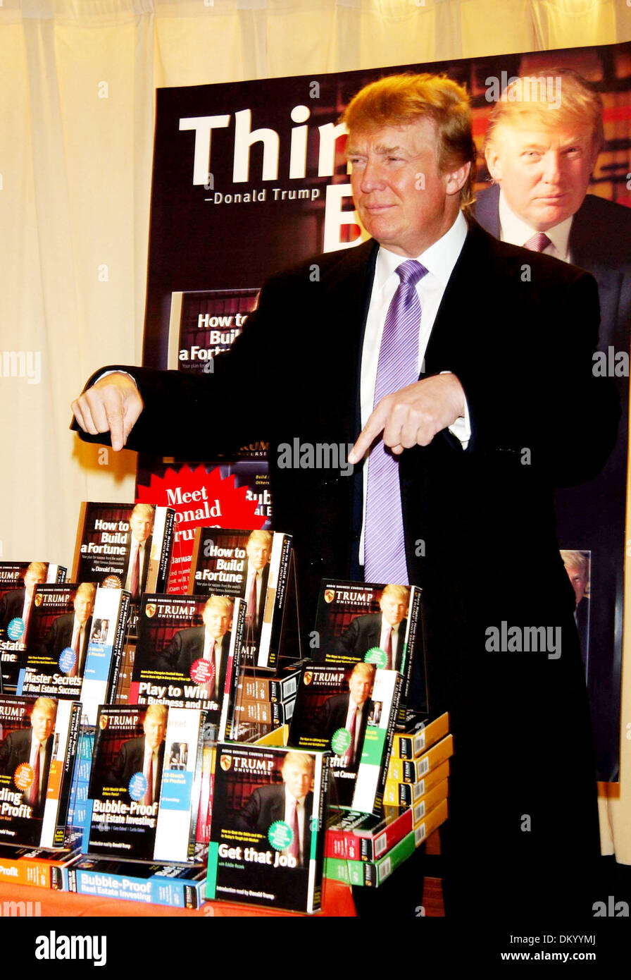 June 2, 2002 - New York, NEW YORK - K46348AR.DONALD TRUMP SIGNS COPIES ...