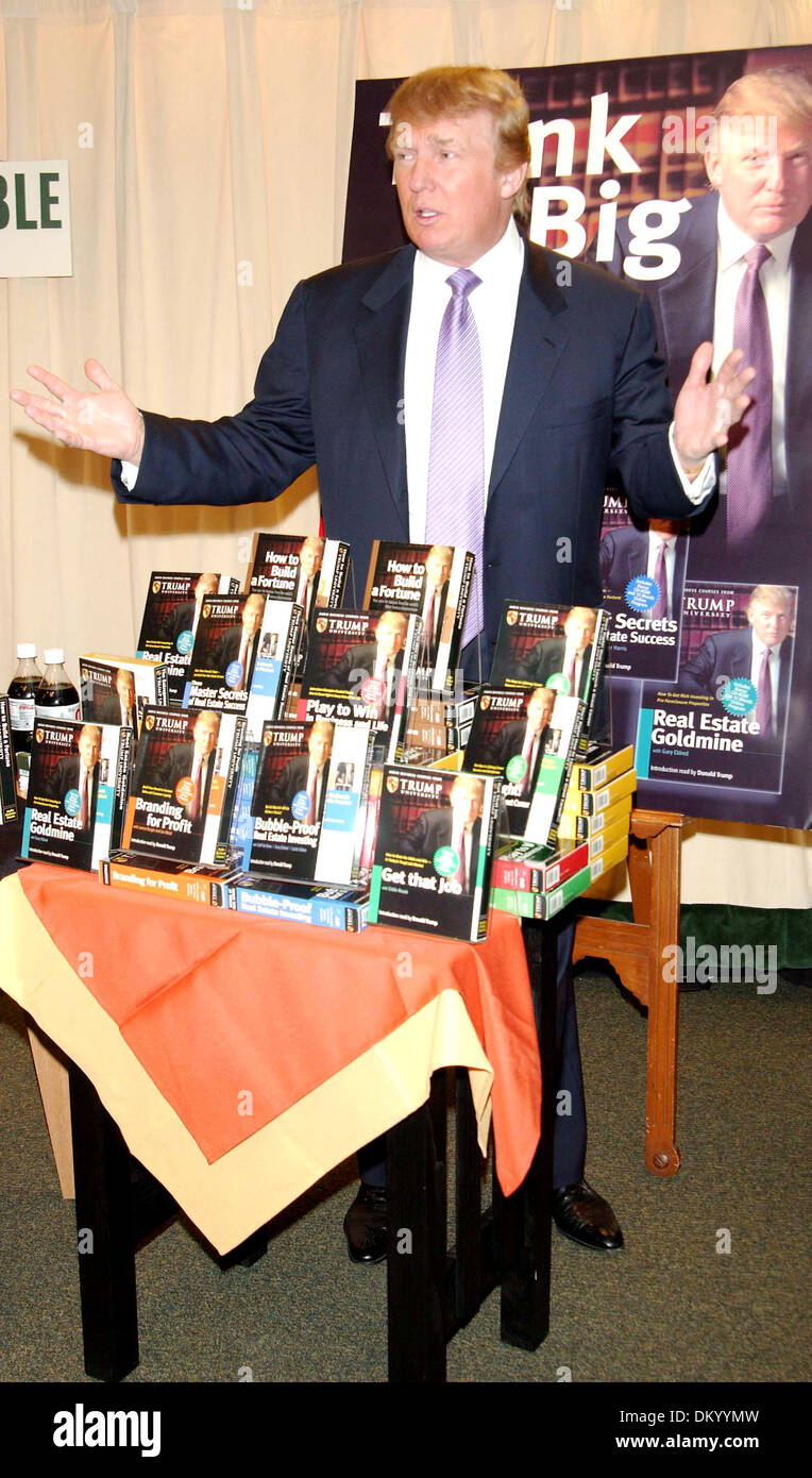 June 2, 2002 - New York, NEW YORK - K46348AR.DONALD TRUMP SIGNS COPIES ...