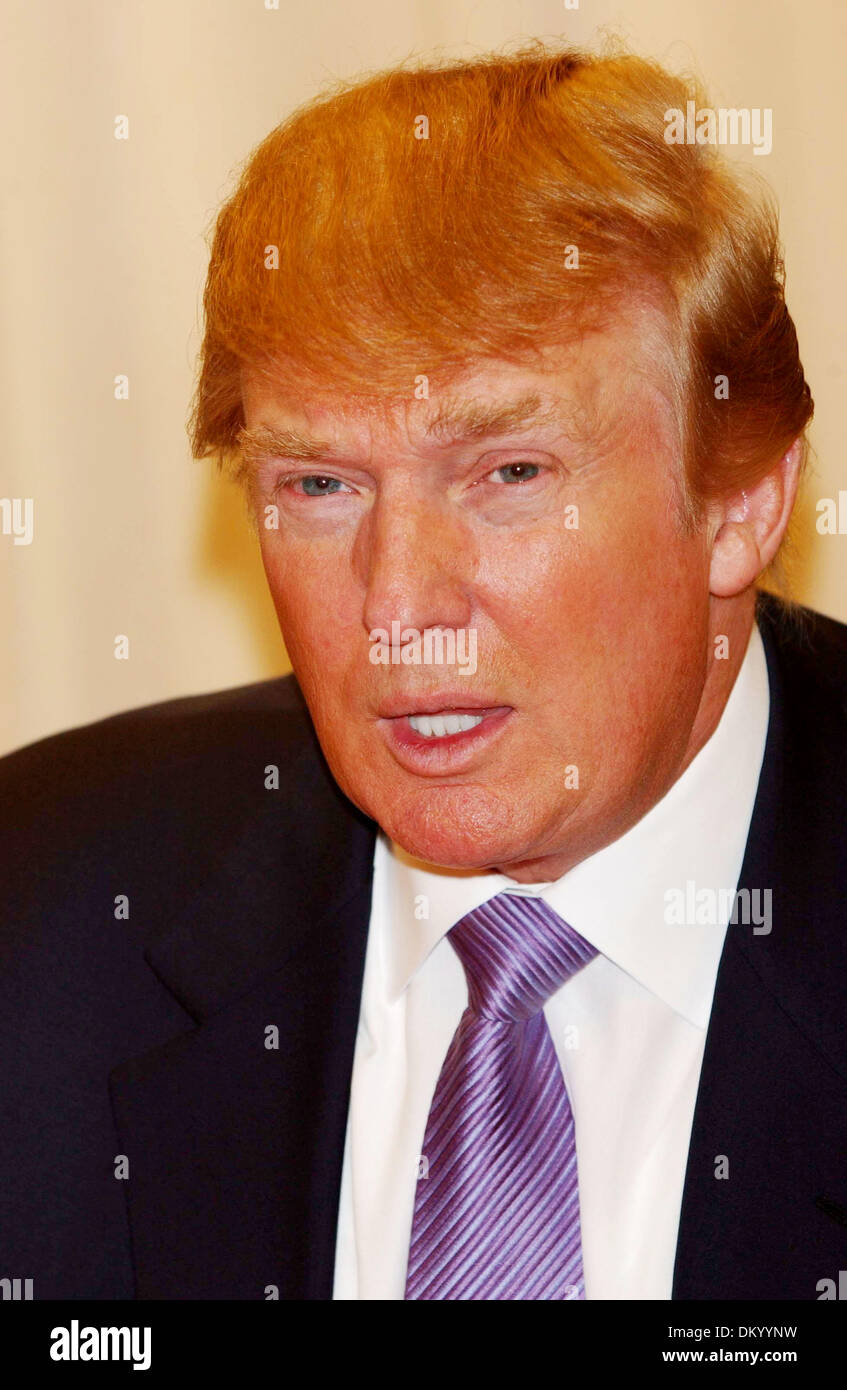 June 2, 2002 - New York, NEW YORK - K46348AR.DONALD TRUMP SIGNS COPIES ...