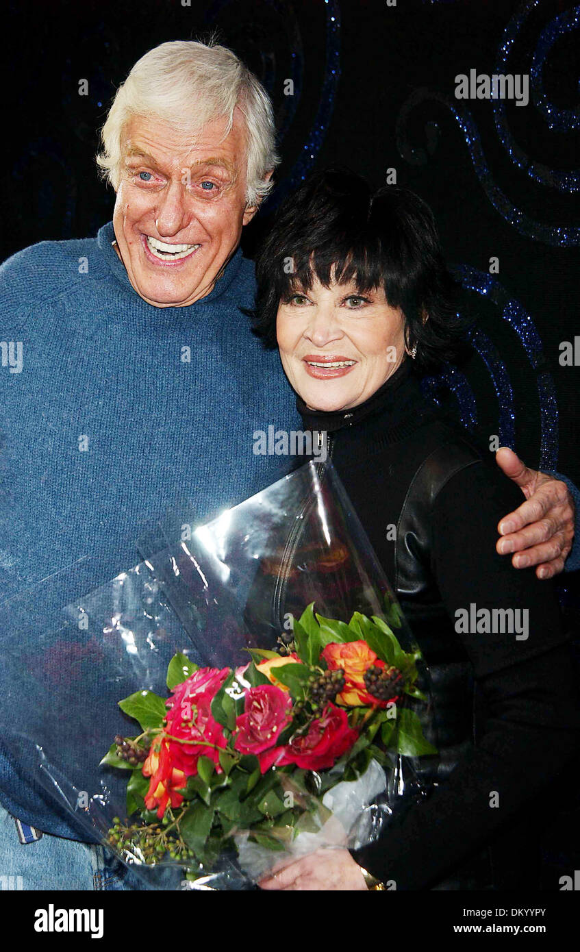 June 16, 2002 - New York, NEW YORK - DICK VAN DYKE AND CHITA RIVERA ...