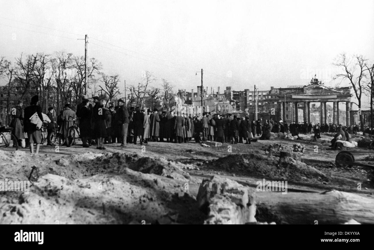 The black market in front of the Brandenburg Gate in Berlin in May 1945 ...