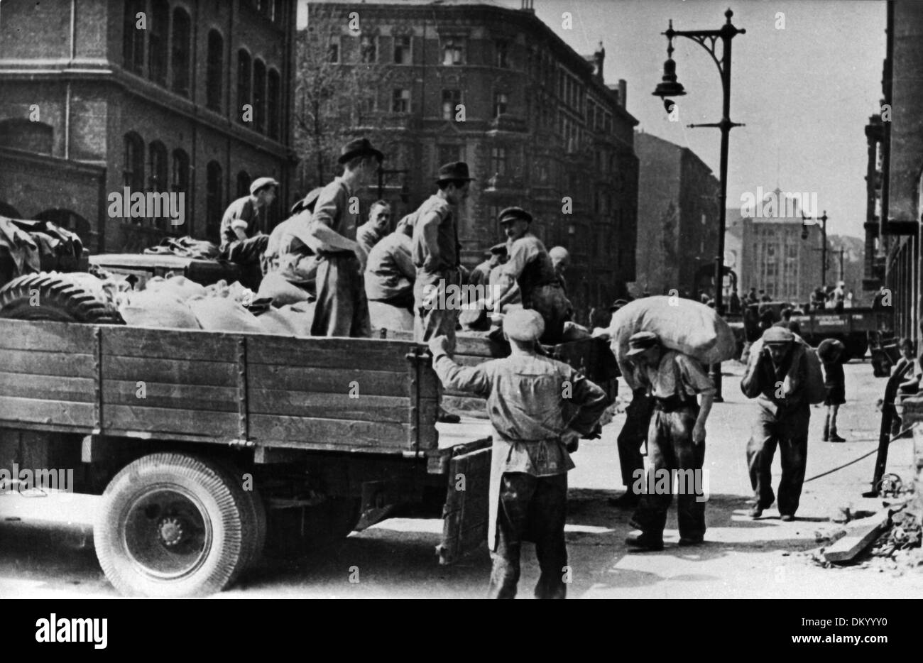 Berlin refugee 1945 hi-res stock photography and images - Alamy