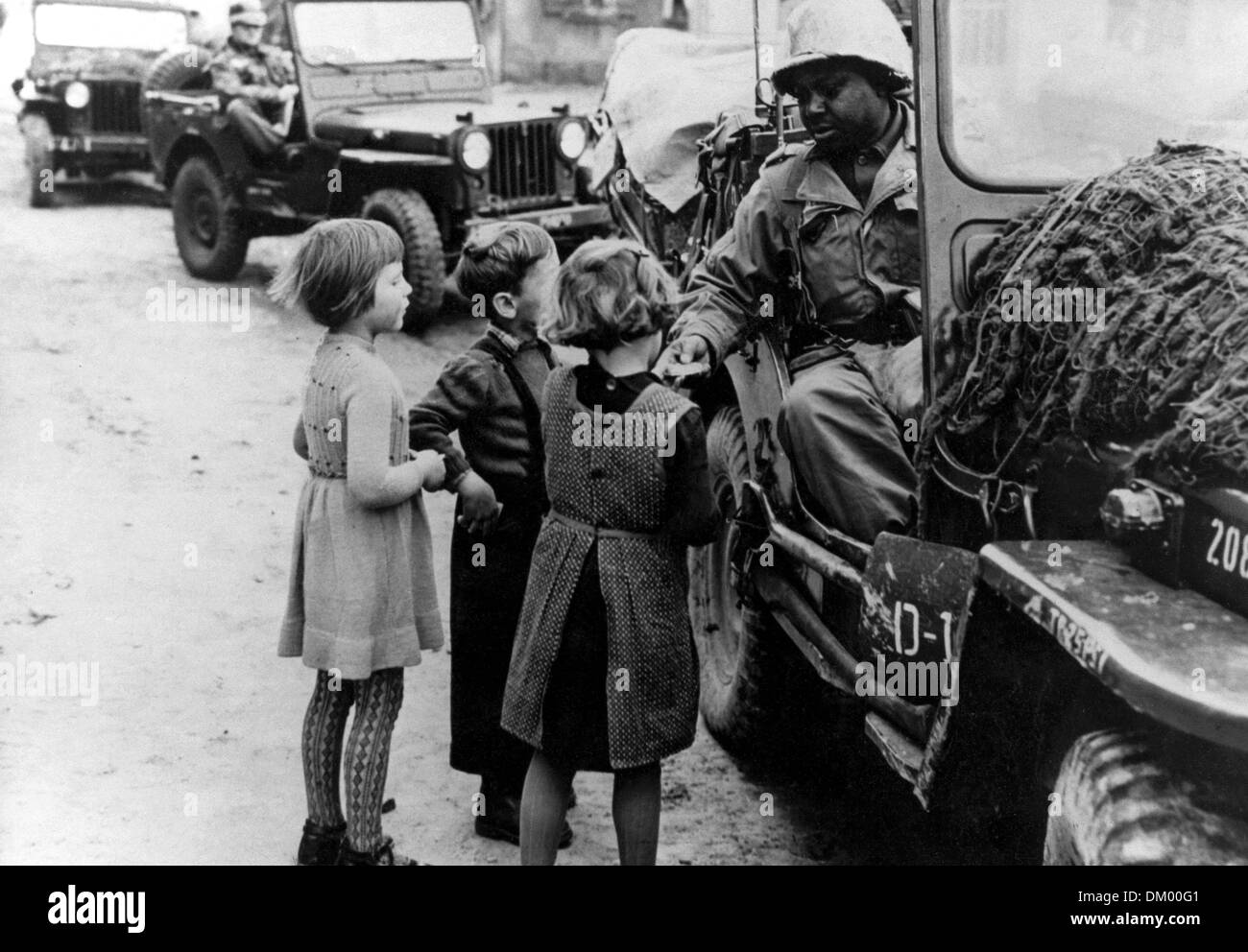 After the end of the war in Berlin in 1945 - US-American soldiers ...