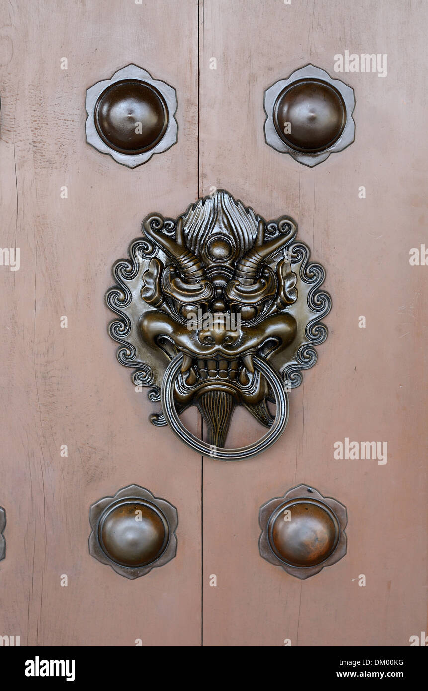 Chinese dragon door hi-res stock photography and images - Alamy