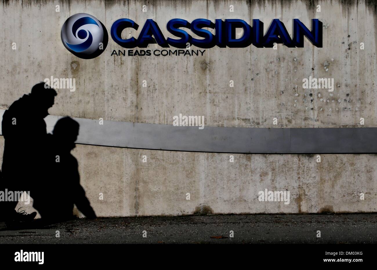 Unterschleissheim, Germany. 10th Dec, 2013. View of two shadows of ...