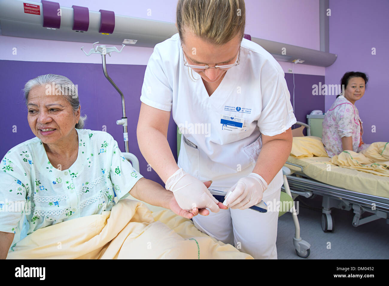 DIABETIC WOMAN IN HOSPITAL Stock Photo - Alamy