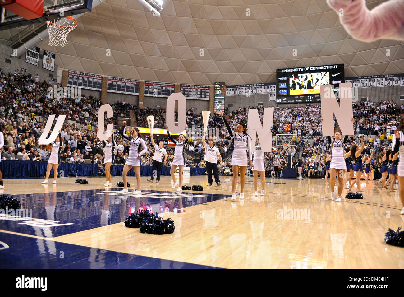 Uconn cheerleaders hi-res stock photography and images - Alamy