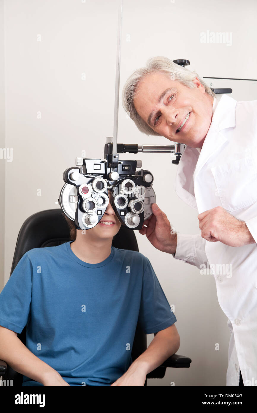 Optometrist doing Sight Testing Stock Photo - Alamy