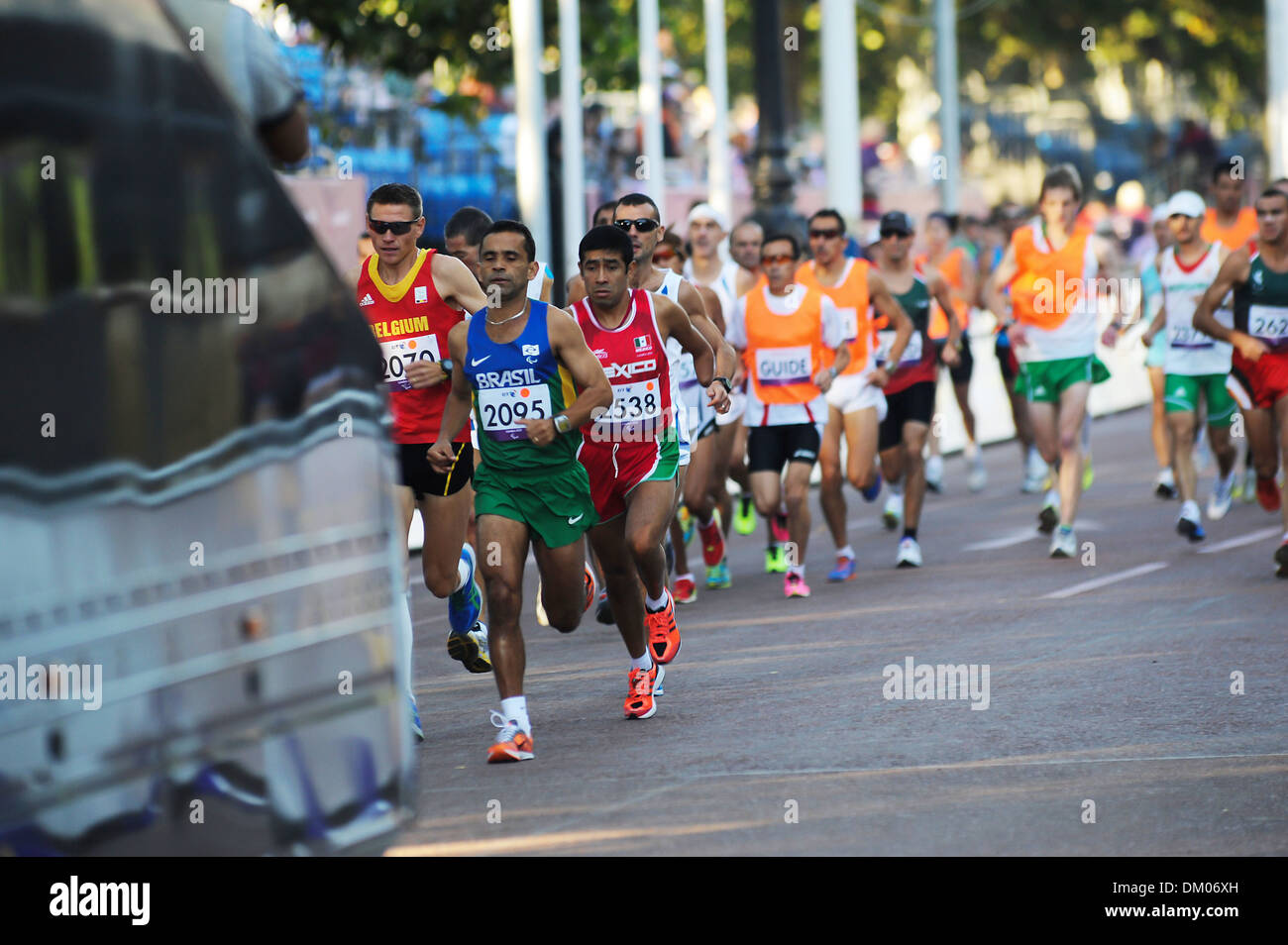 London marathon runners the mall london hi-res stock photography and ...