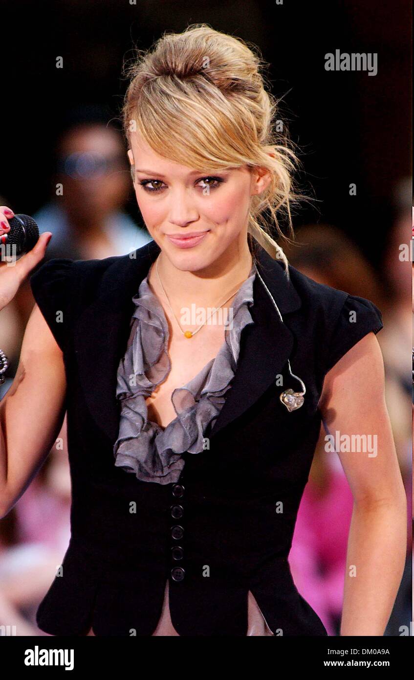 Jan. 7, 2002 - K44558AR.HLLARY DUFF PERFORMING ON THE NBC .'TODAY SHOW ...