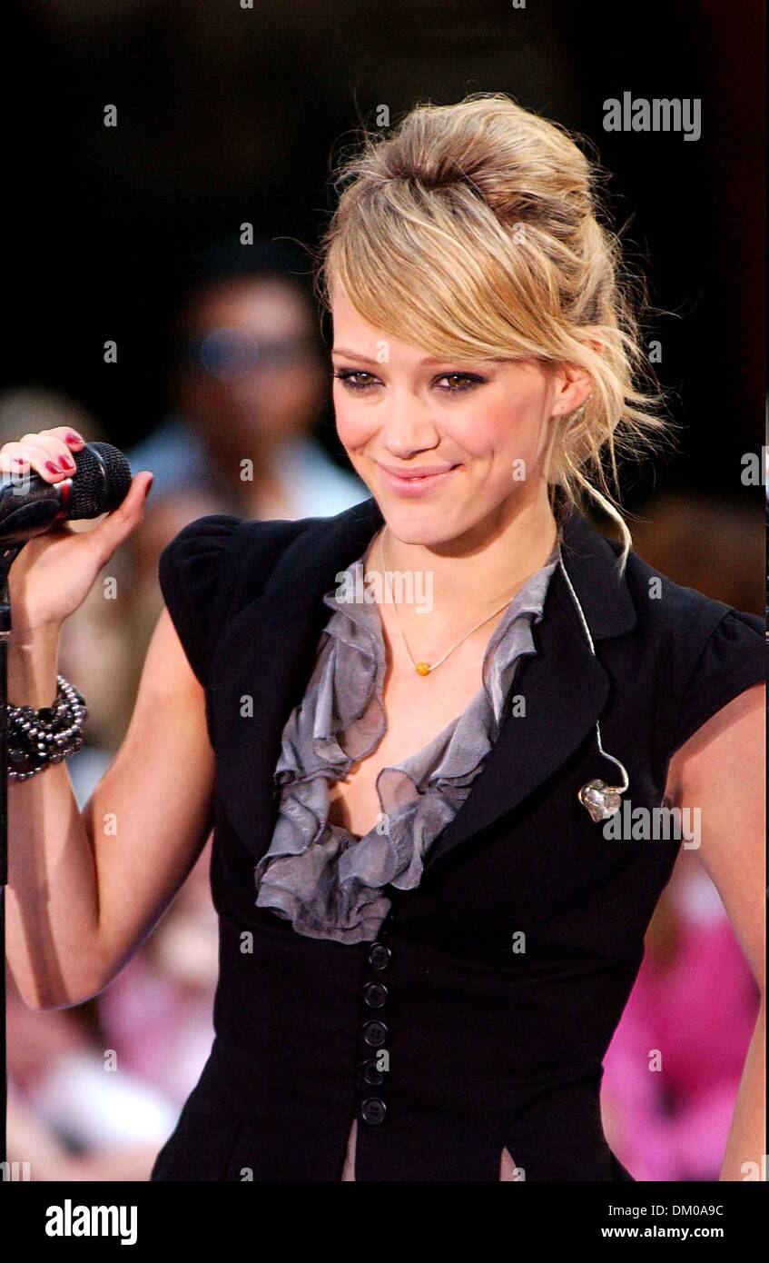 Jan. 7, 2002 - K44558AR.HLLARY DUFF PERFORMING ON THE NBC .'TODAY SHOW ...