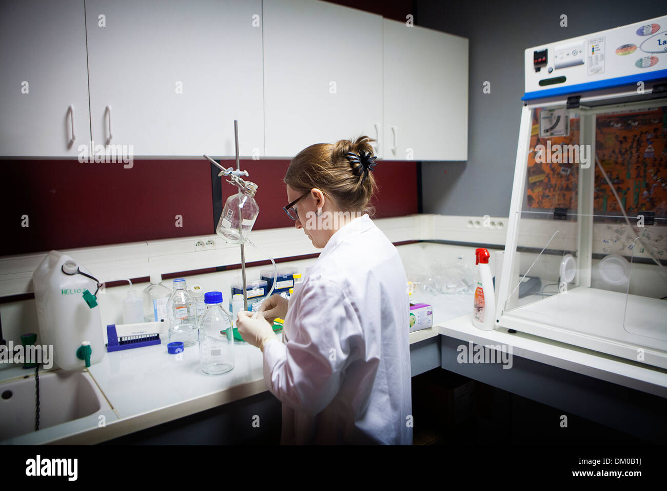 Cancer research lab hi-res stock photography and images - Alamy