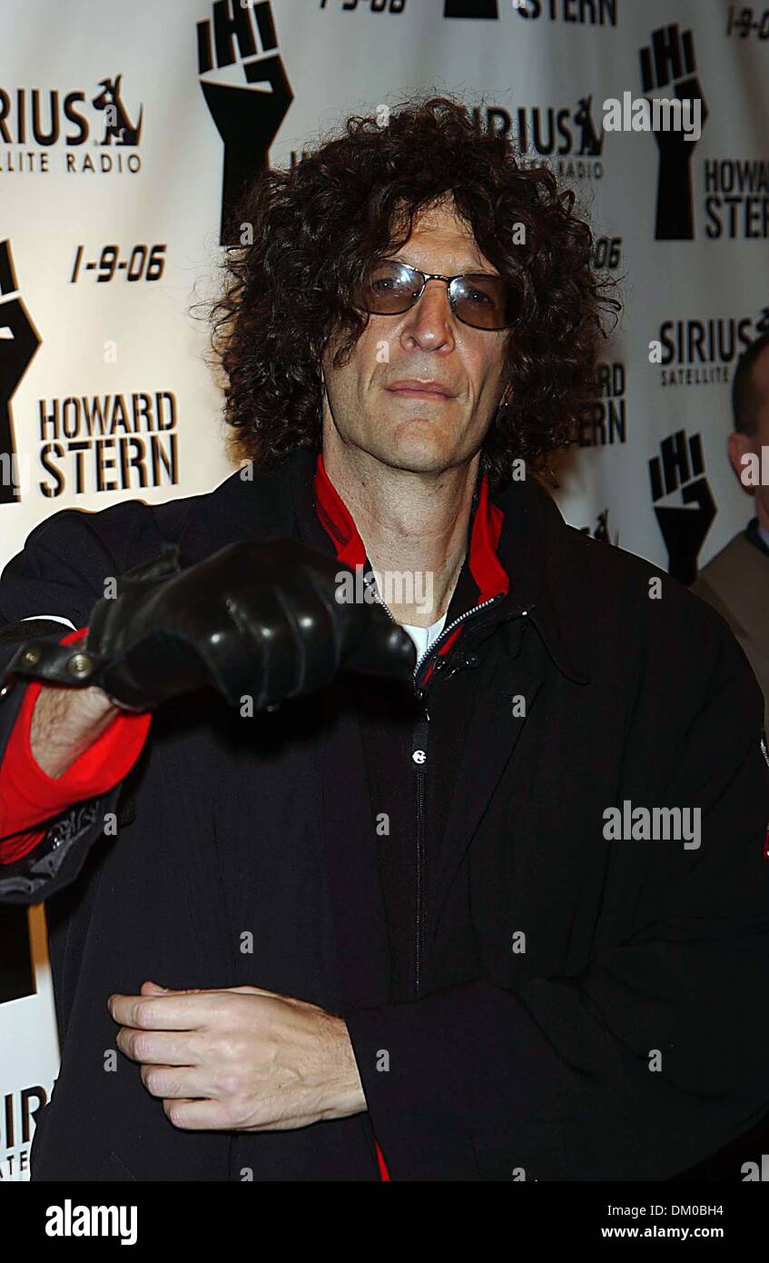 May 8, 2002 - New York, NEW YORK - HOWARD STERN CELEBRATES HIS LAST DAY ...