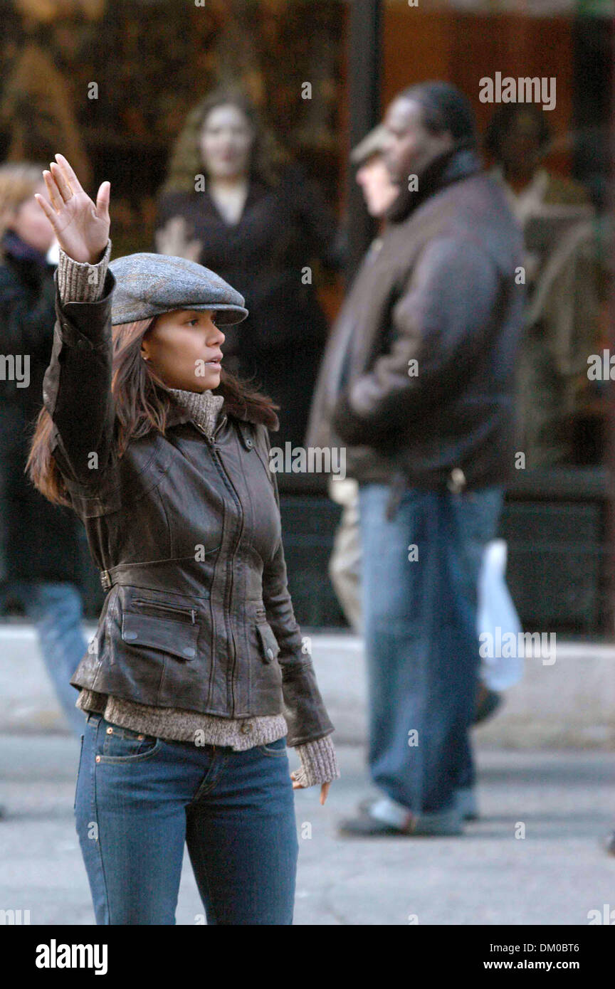 Dec. 11, 2002 - New York, NEW YORK - HALLE BERRY FILMING ''PERFECT ...