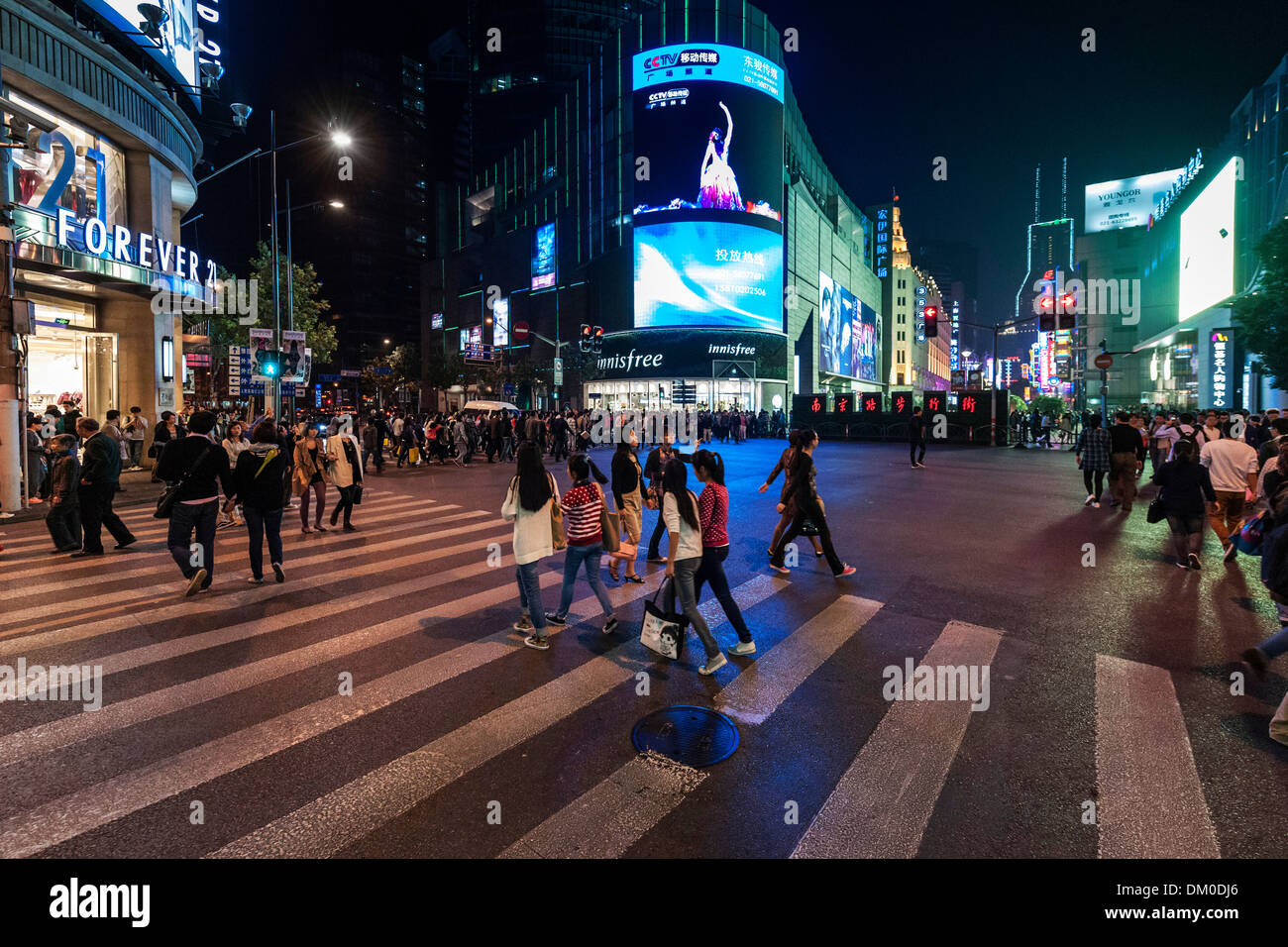 Shopping street, Nanjing Road at night, Puxi, Shanghai, China Stock ...