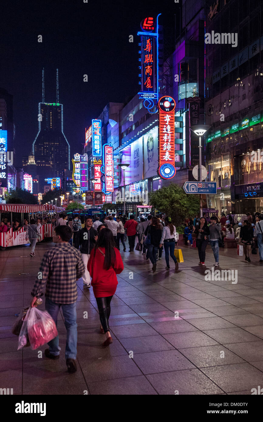 Nightlife shanghai hi-res stock photography and images - Alamy