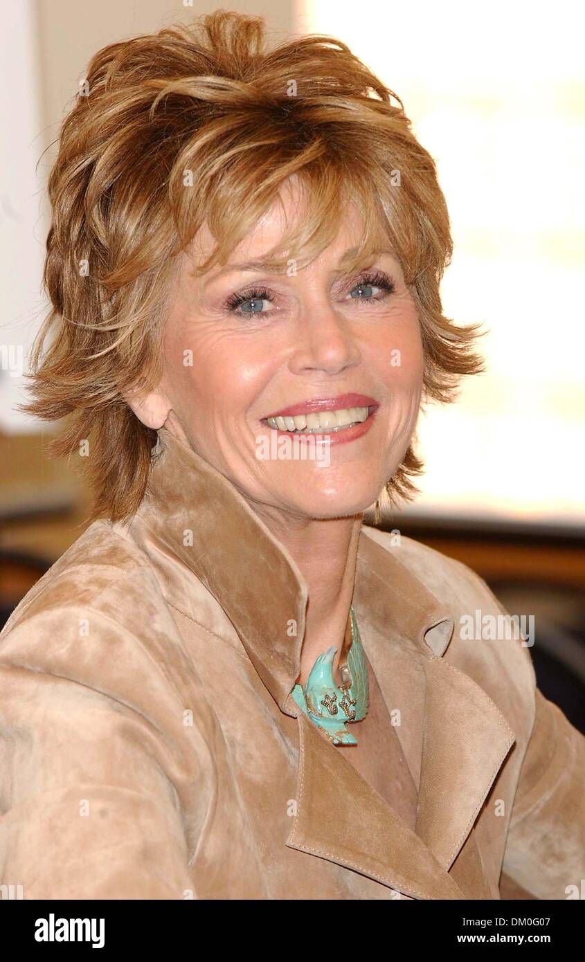 Jane fonda signs copies hi-res stock photography and images - Alamy