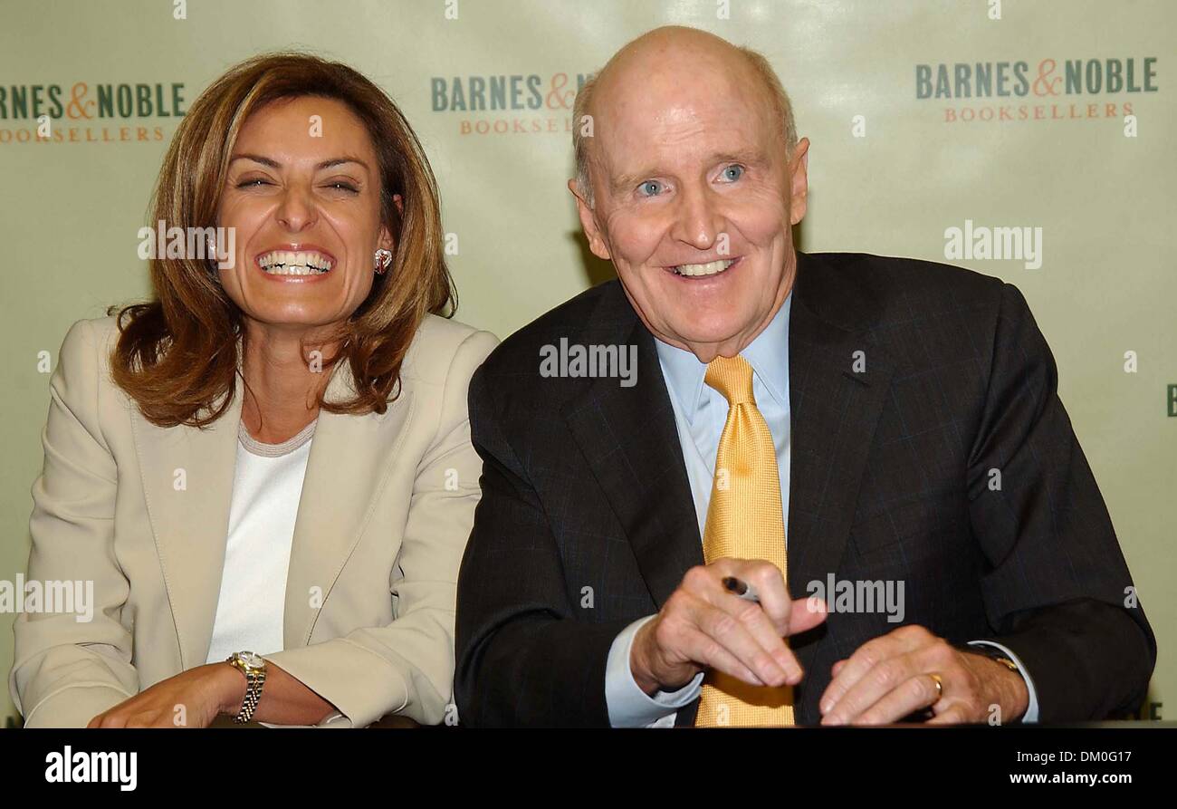 Aug. 28, 2001 - K42625AR.JACK AND SUZY WELCH SIGN COPIES OF THEIR ...