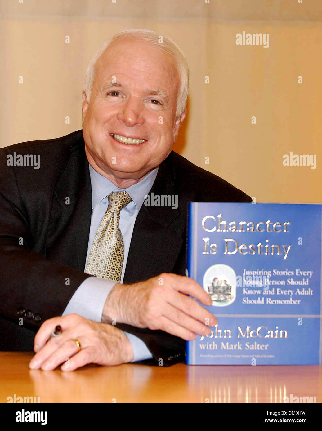 Mar. 31, 2002 - New York, NEW YORK - JOHN MCCAIN SIGNS HIS NEW BOOK ...