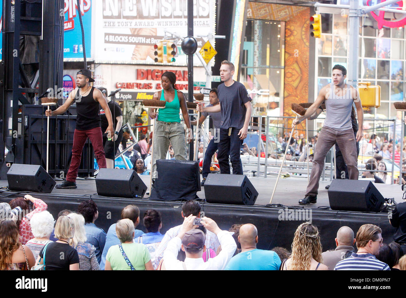The cast of stomp hi-res stock photography and images - Alamy