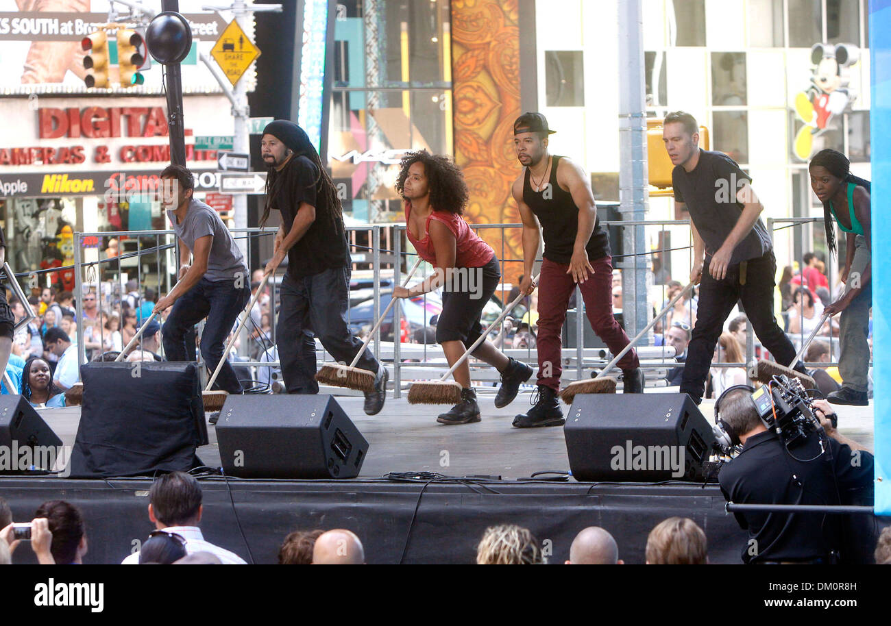 The cast of stomp hi-res stock photography and images - Alamy