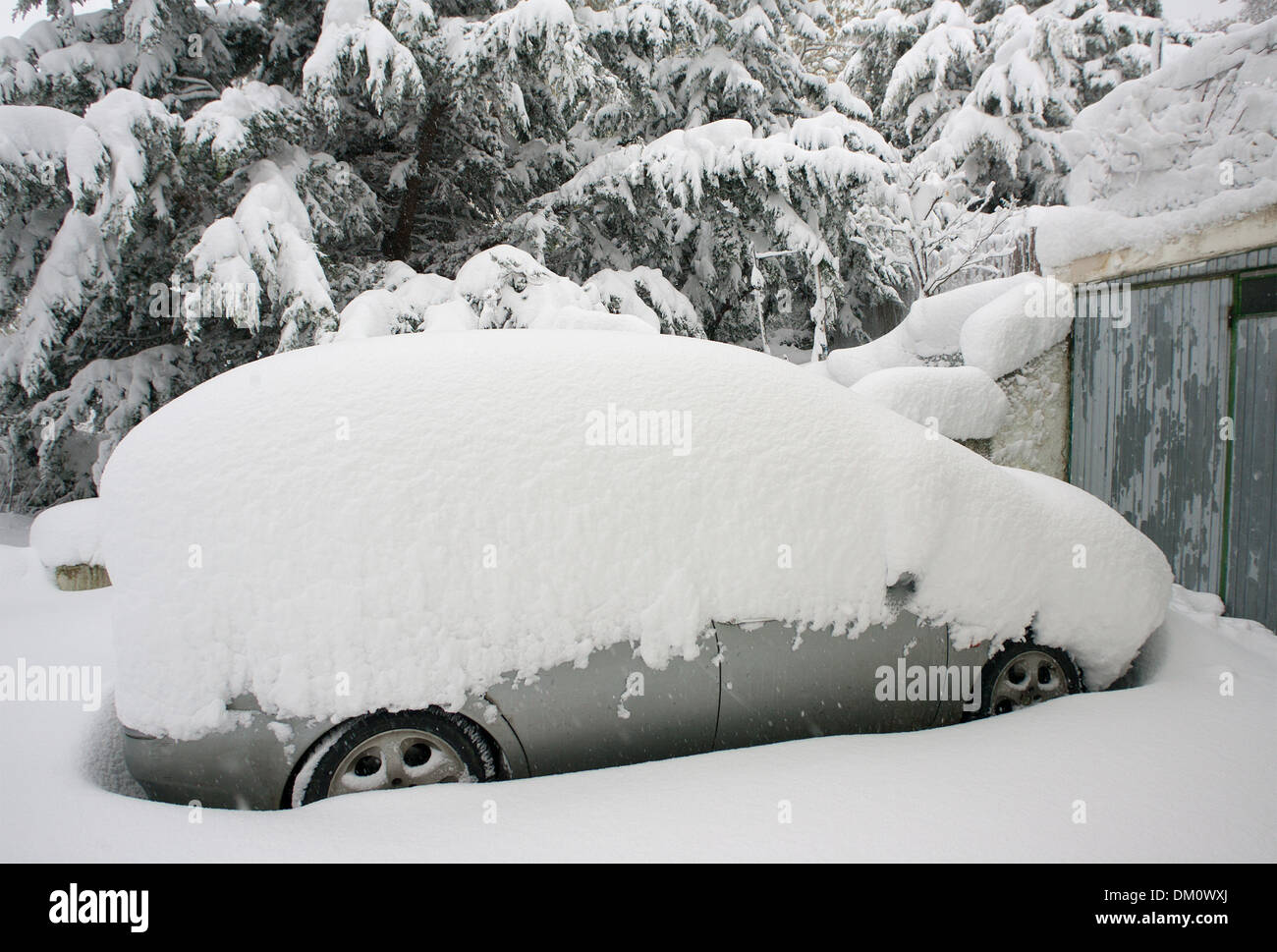 Snow by car hi-res stock photography and images - Alamy