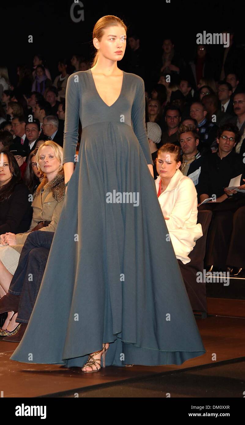 June 26, 2001 - K41414AR.OLYMPUS FASHION WEEK FALL 2005 KENNETH COLE ...