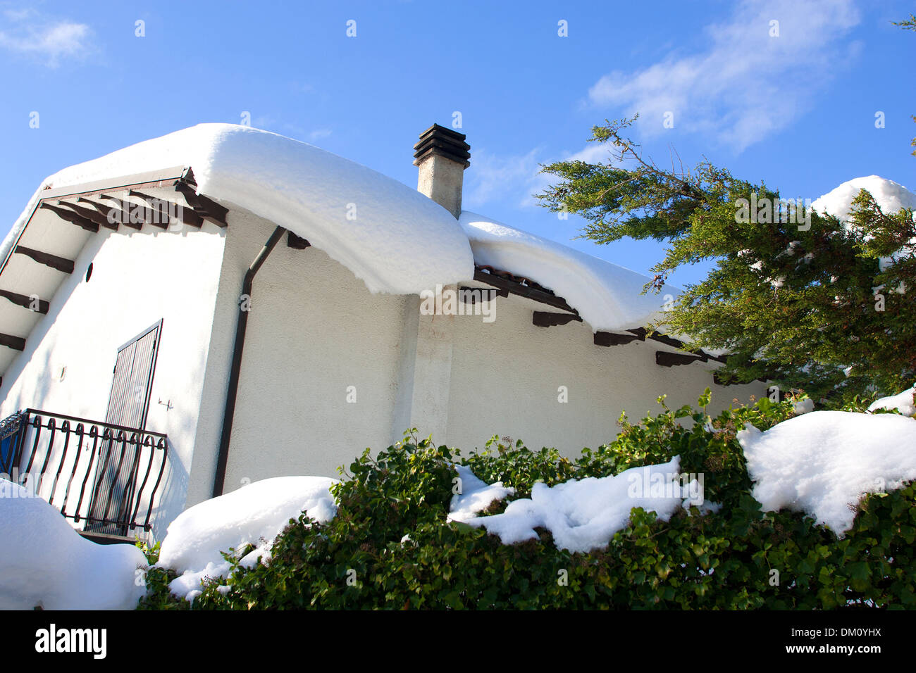 Rooftop snow hi-res stock photography and images - Alamy
