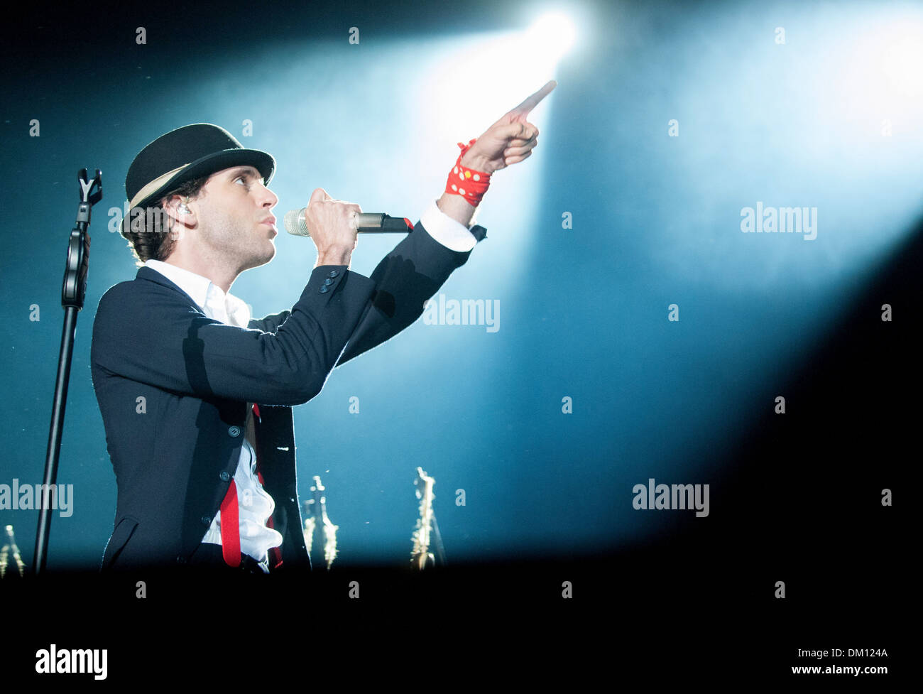 Pop singer on stage hi-res stock photography and images - Alamy