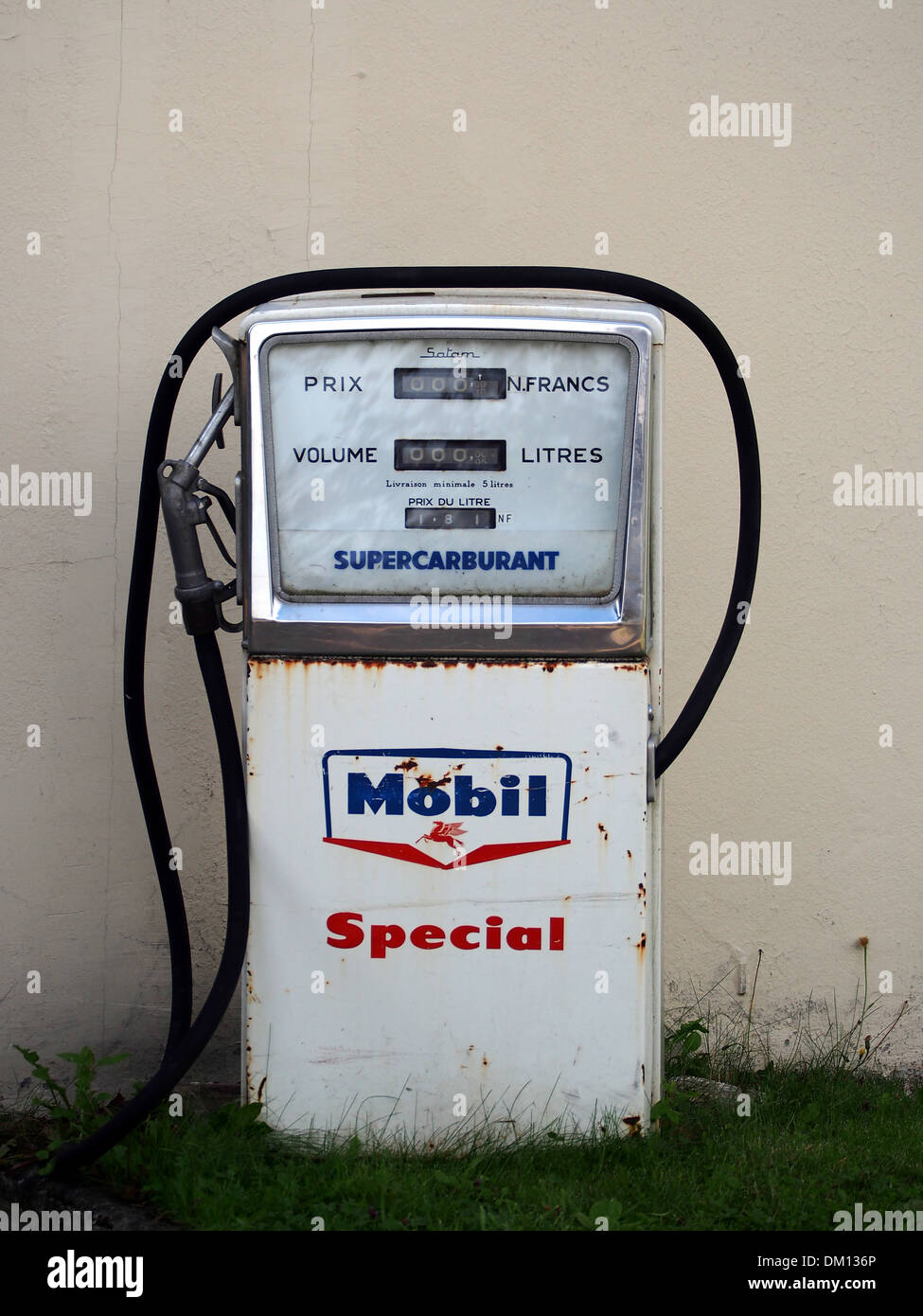 Vintage mobil gas station hi-res stock photography and images - Alamy