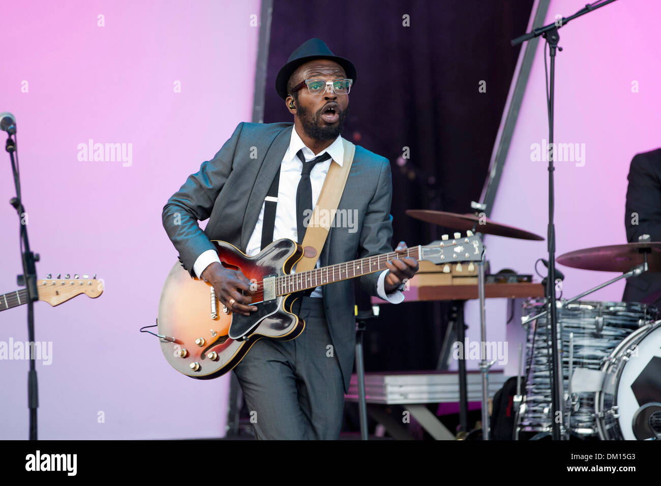 Singer concert hi-res stock photography and images - Alamy