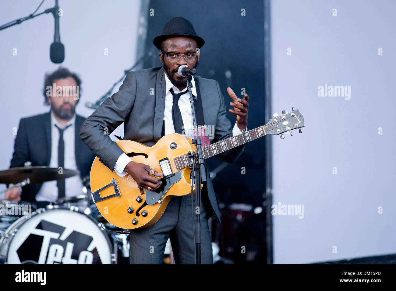 Singer concert hi-res stock photography and images - Alamy