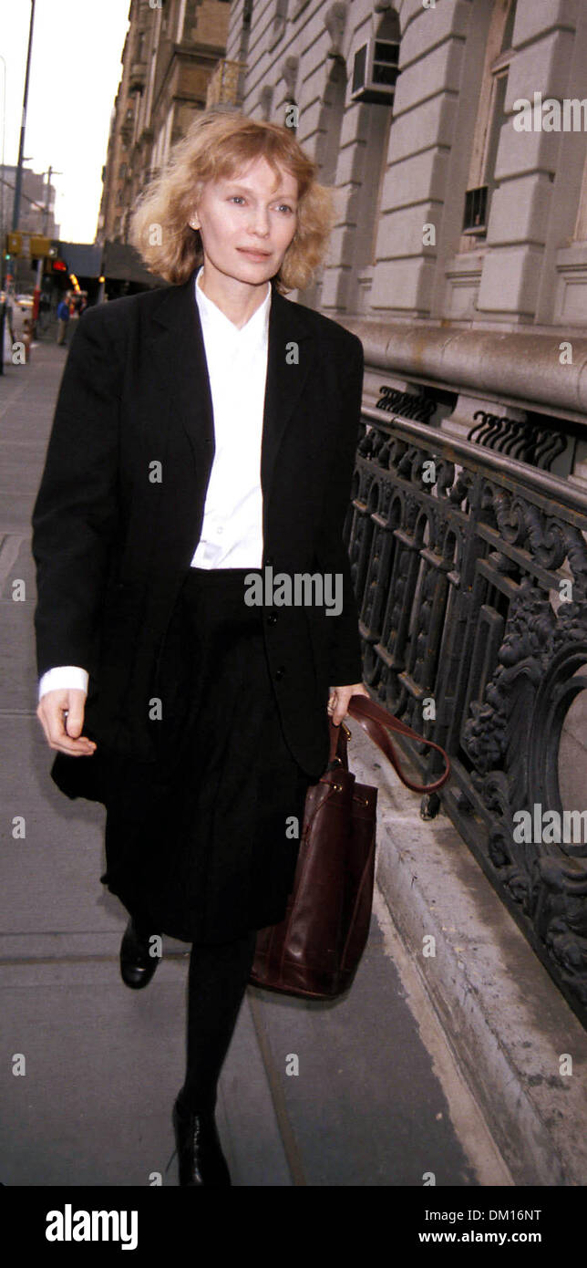 Apr. 8, 1993 - L5284AR.MIA FARROW , NEW YORK CITY 04/08/1993. ANDREA ...