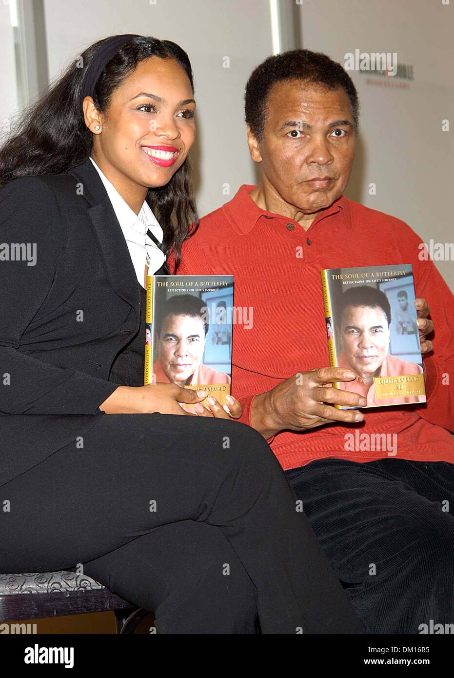 Apr. 24, 2001 - K40664AR.MUHAMMAD ALI WITH DAUGHTER HANA SIGN'S COPIES ...