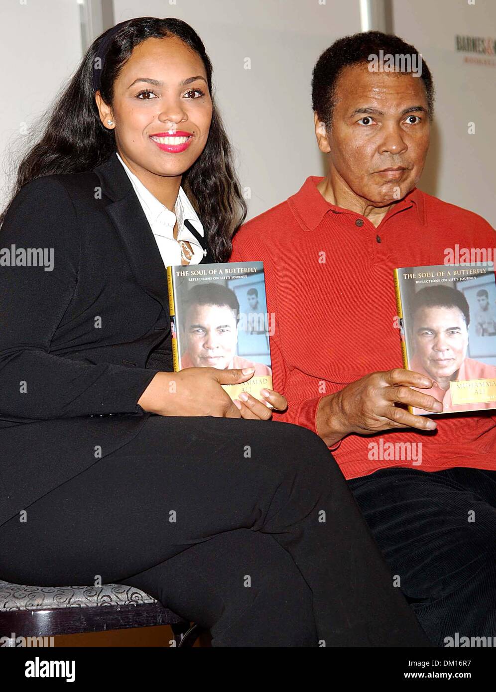 Apr. 24, 2001 - K40664AR.MUHAMMAD ALI WITH DAUGHTER HANA SIGN'S COPIES ...