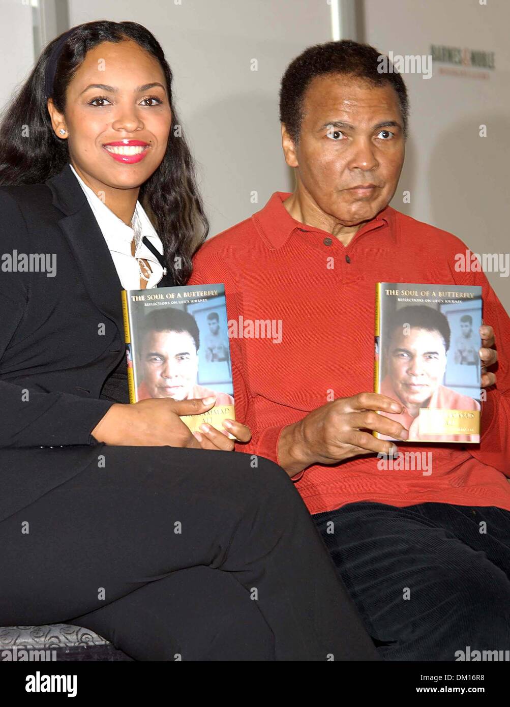 Apr. 24, 2001 - K40664AR.MUHAMMAD ALI WITH DAUGHTER HANA SIGN'S COPIES ...