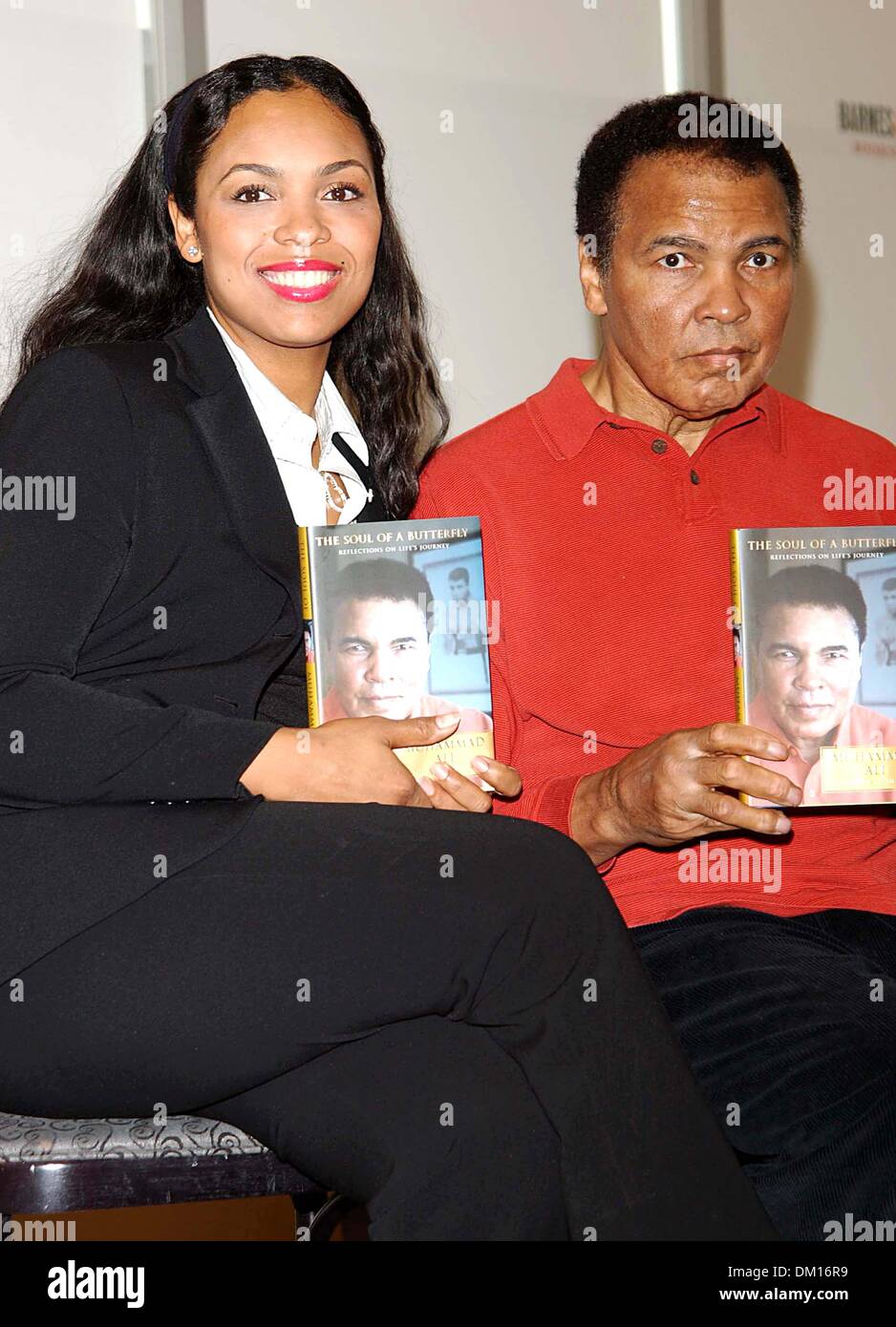 Apr. 24, 2001 - K40664AR.MUHAMMAD ALI WITH DAUGHTER HANA SIGN'S COPIES ...