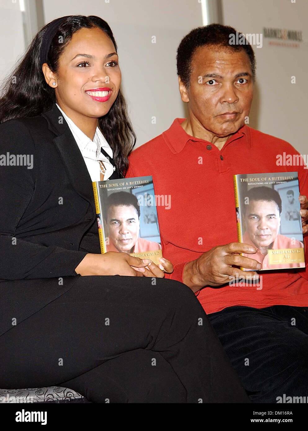Apr. 24, 2001 - K40664AR.MUHAMMAD ALI WITH DAUGHTER HANA SIGN'S COPIES ...
