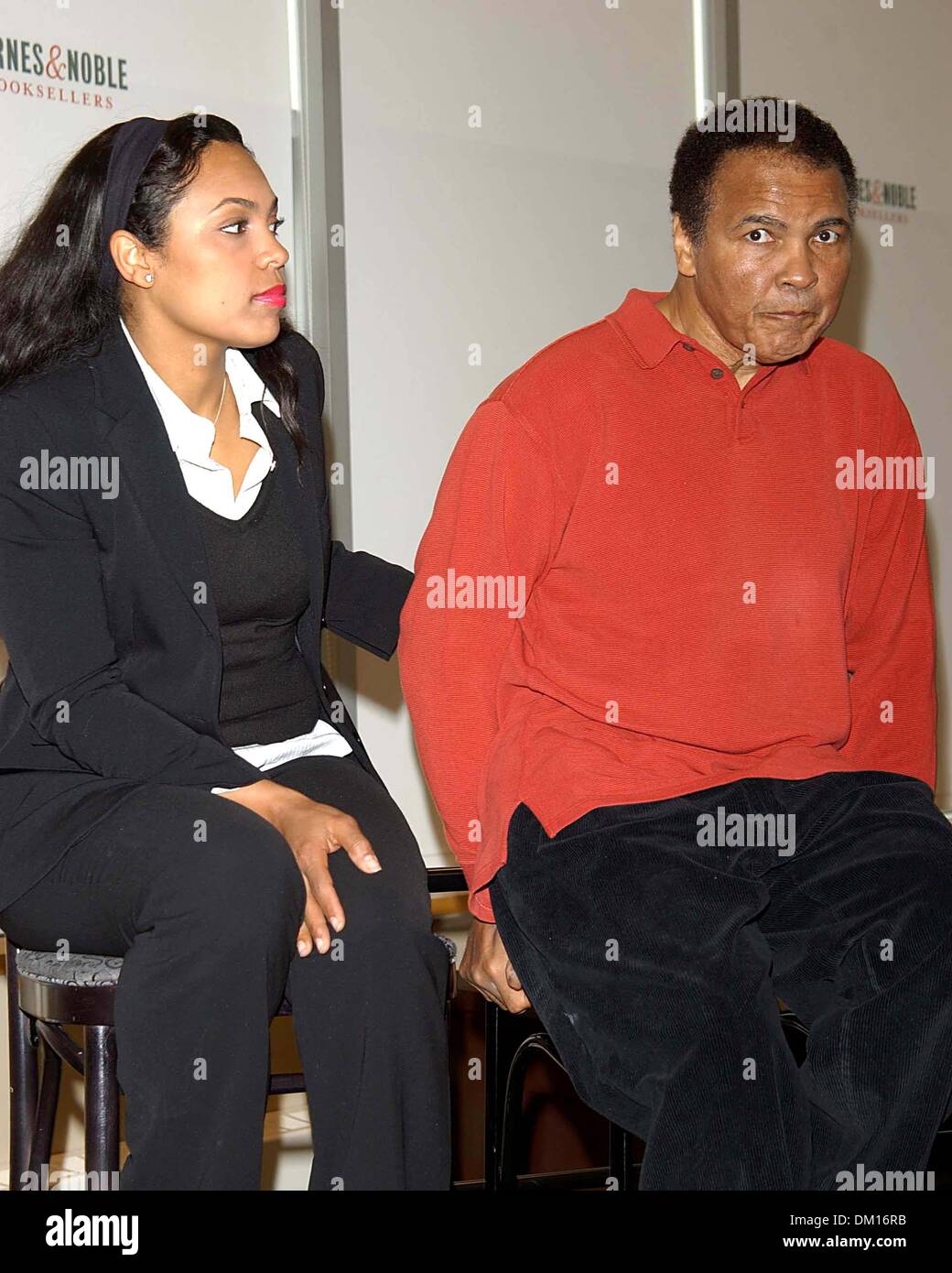 Apr. 24, 2001 - K40664AR.MUHAMMAD ALI WITH DAUGHTER HANA SIGN'S COPIES ...
