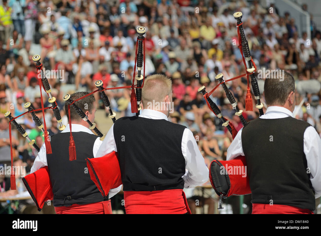 Breton traditional dress hi-res stock photography and images - Alamy