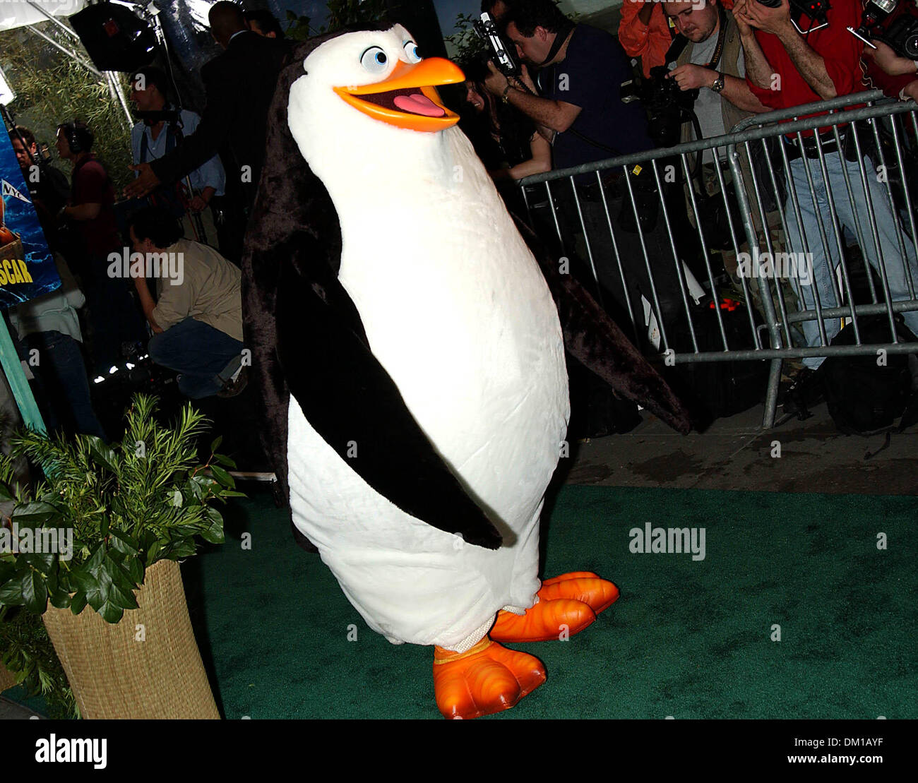 Oct. 5, 2001 - K43208AR.MADAGASCAR PREMIERE AT THE ZIEGFELD THEATRE ...
