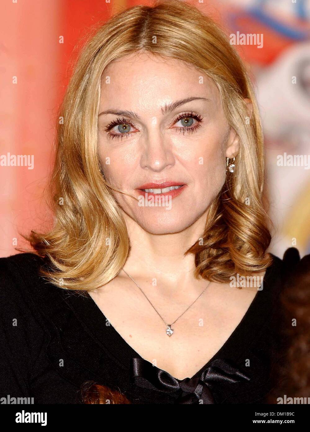 Oct. 28, 2001 - K43609AR.MADONNA SIGNING COPIES OF HER NEW BOOK ''LOTSA ...