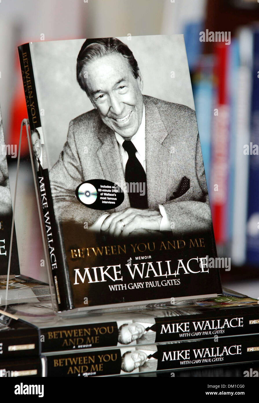May 5, 2002 - New York, NEW YORK - MIKE WALLACE SIGNS HIS NEW MEMOIR ...