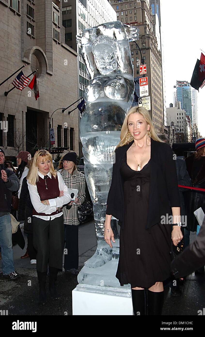 Opening ceremony store new york hi-res stock photography and images - Alamy