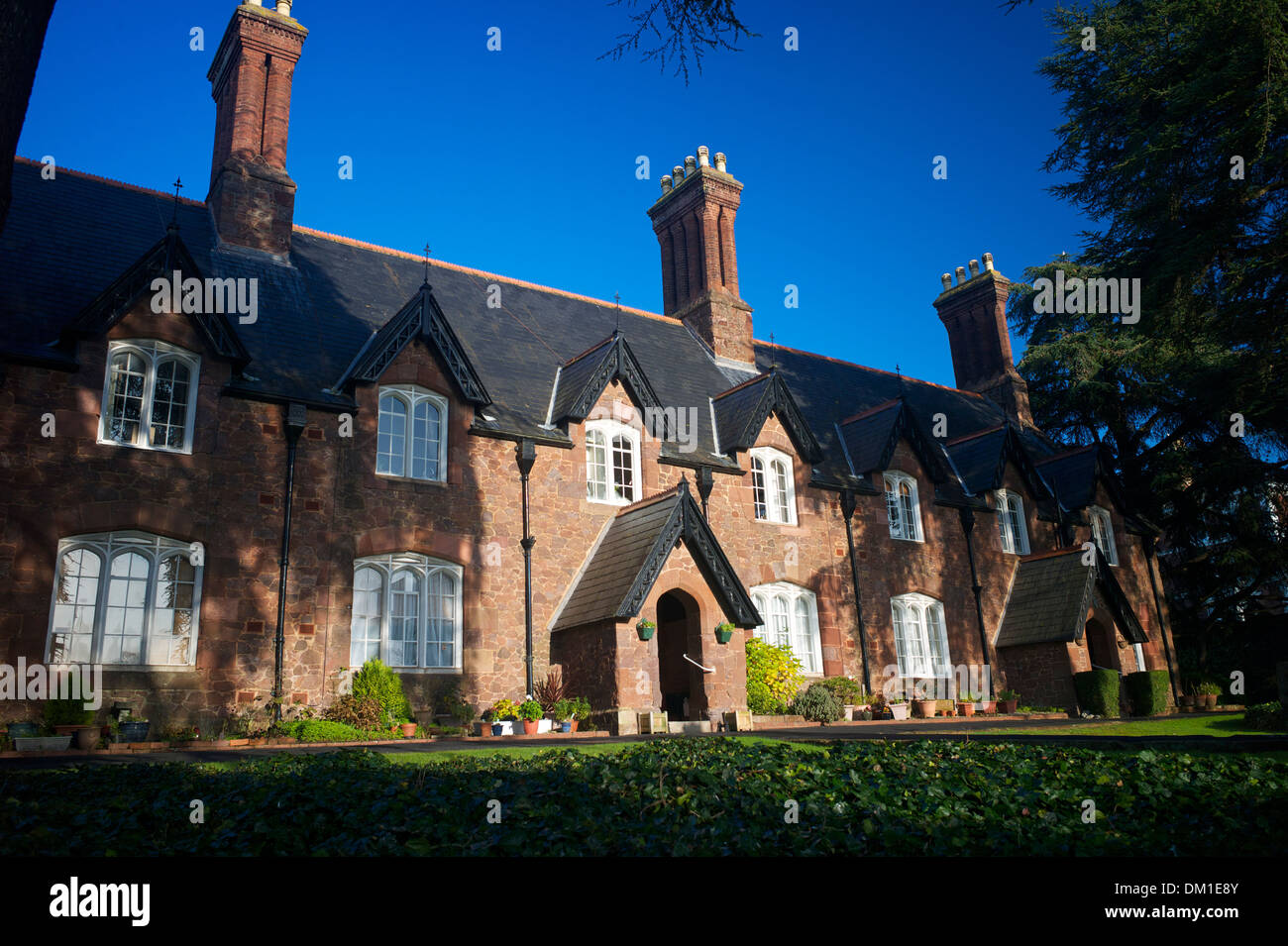 English almshouses hi-res stock photography and images - Alamy