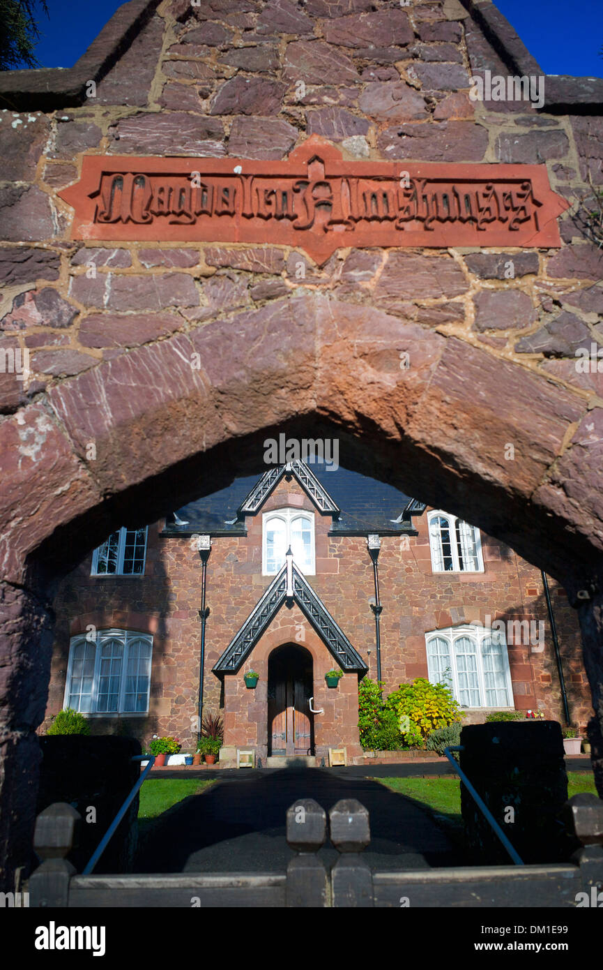 English almshouses hi-res stock photography and images - Alamy
