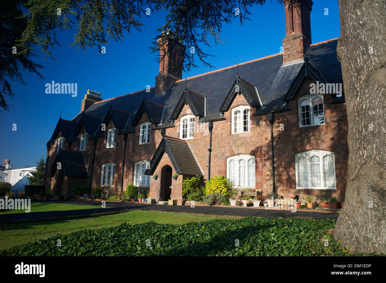 English almshouses hi-res stock photography and images - Alamy
