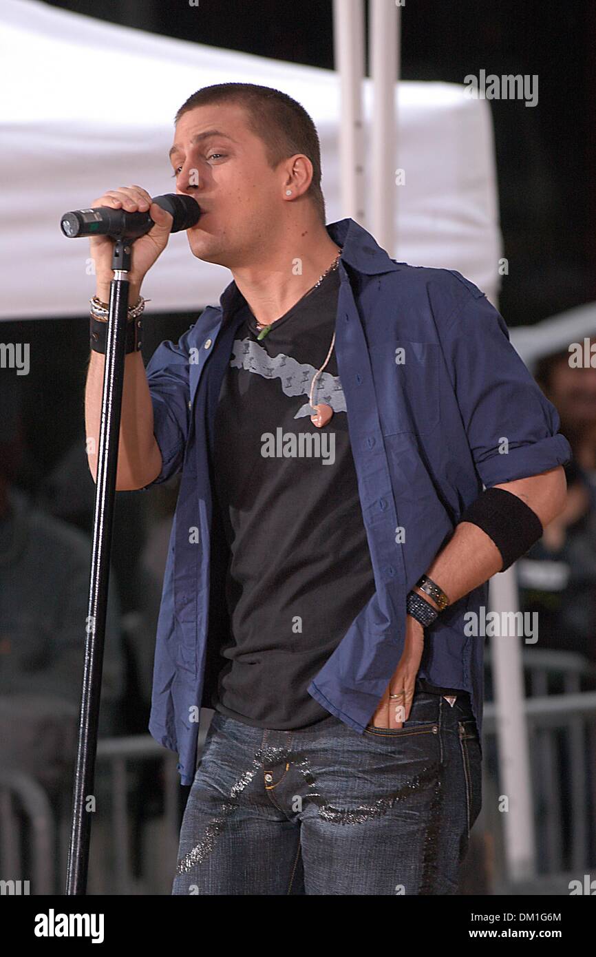 Apr. 4, 2002 - K43351AR.NBC'S TODAY SHOW SUMMER CONCERT SERIES ROB ...