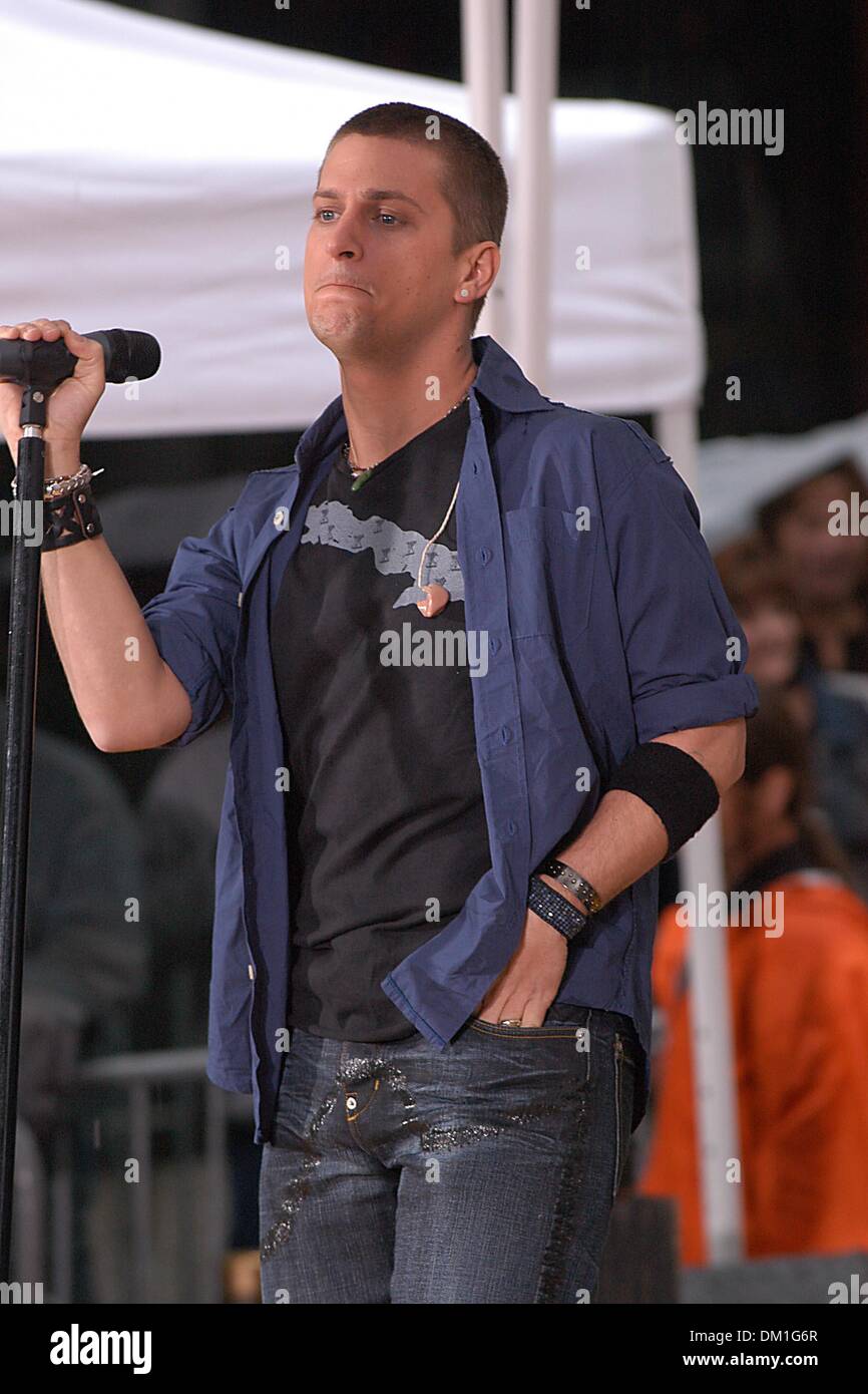 Apr. 4, 2002 - K43351AR.NBC'S TODAY SHOW SUMMER CONCERT SERIES ROB ...